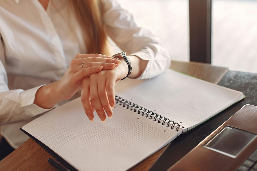 Best Hybrid Smartwatches for Women in 2025: Classic Style Meets Smart ...